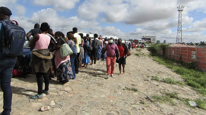JUST IN: Scores throng Beitbridge border post in last-minute travel ...