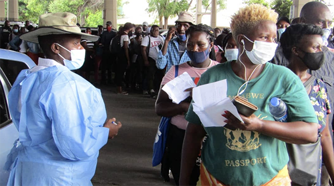 JUST IN: Scores throng Beitbridge border post in last-minute travel ...