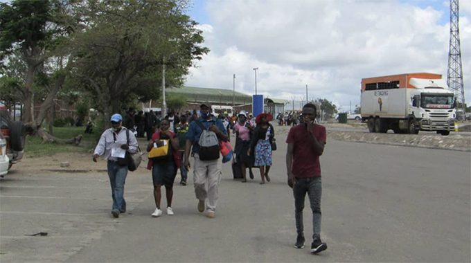 JUST IN: Scores throng Beitbridge border post in last-minute travel ...