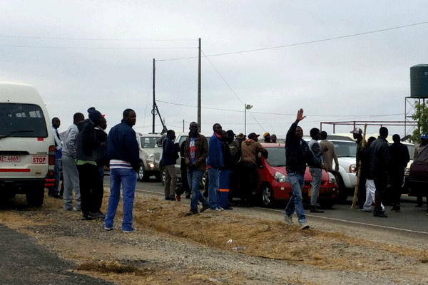 Touts set up ‘bush tollgates’ as COVID-19 lockdown bites - Zimbabwe ...