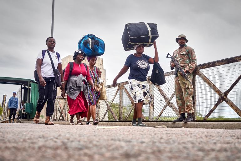 ‘It’s the only way’: Migrants, army face-off along S Africa-Zimbabwe ...